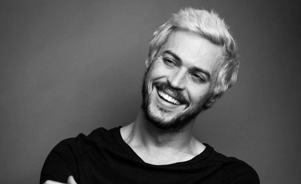 Alex Kinsey Performs New Single “Simple” for heirwaves Acoustic ...